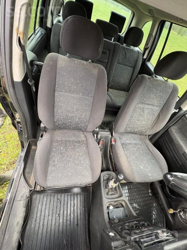 Melns Opel Zafira 2002 Rēzekne, ar dzinēja tilpumu 2.00 L un nobraukumu 268 tūkst. km par 1100 €, foto 7 vietnē AUTOMOTO.COM.LV