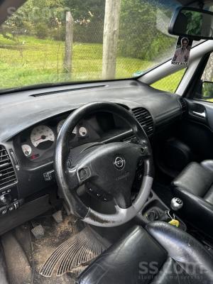 Black Opel Zafira 2002 in Valmiera, with an engine capacity of 2.00 L and mileage of 260 thousand km for 1500 €, photo 5 on AUTOMOTO.COM.LV