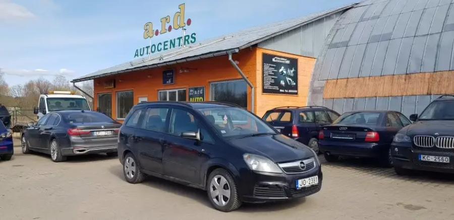 Black Opel Zafira 2005 in Valmiera, with an engine capacity of 1.90 L and mileage of 355 thousand km for 1550 €, photo 1 on AUTOMOTO.COM.LV
