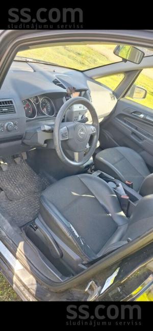 Melns Opel Zafira 2005 Ogre, ar dzinēja tilpumu 1.90 L un nobraukumu 337 tūkst. km par 1200 €, foto 5 vietnē AUTOMOTO.COM.LV