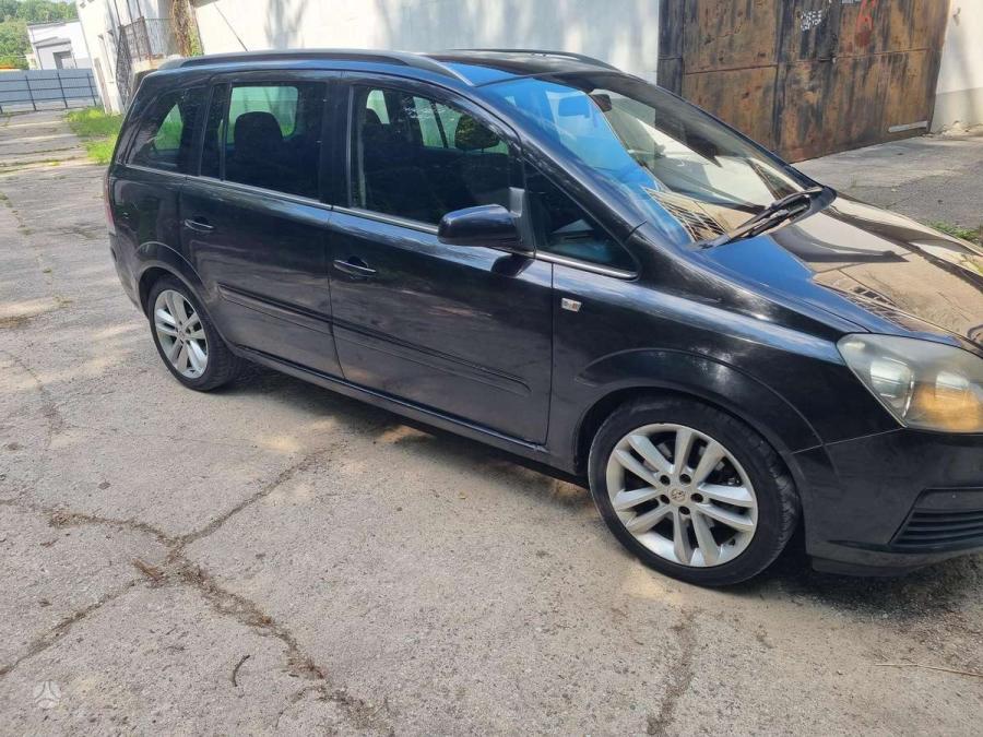 Melns Opel Zafira 2005 Kauņa, ar dzinēja tilpumu 1.91 L un nobraukumu 357 tūkst. km par 1300 €, foto 4 vietnē AUTOMOTO.COM.LV