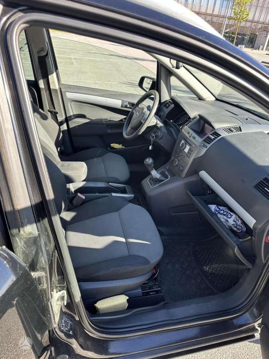 Black Opel Zafira 2005 in Klaipeda, with an engine capacity of 1.91 L and mileage of 268 thousand km for 1300 €, photo 8 on AUTOMOTO.COM.LV