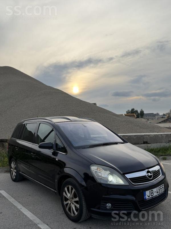 Black Opel Zafira 2005 in Daugavpils, with an engine capacity of 1.80 L and mileage of 354 thousand km for 1650 €, photo 1 on AUTOMOTO.COM.LV