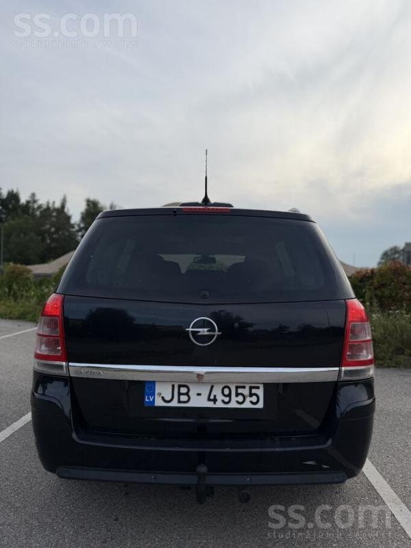 Black Opel Zafira 2005 in Daugavpils, with an engine capacity of 1.80 L and mileage of 354 thousand km for 1650 €, photo 3 on AUTOMOTO.COM.LV