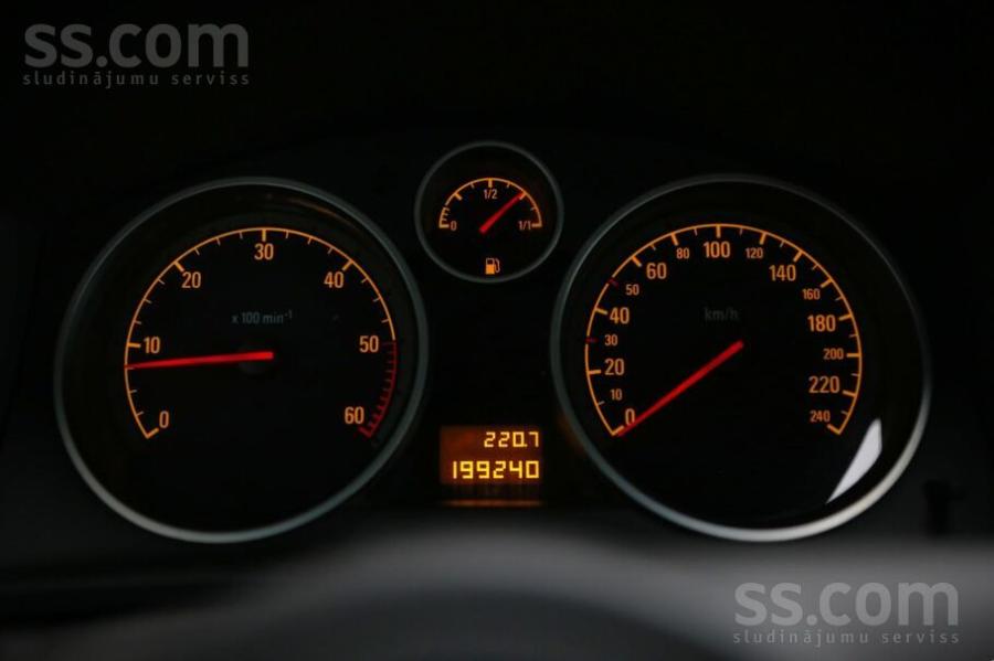 Black Opel Zafira 2005 in Riga, with an engine capacity of 1.90 L and mileage of 199 thousand km for 2495 €, photo 9 on AUTOMOTO.COM.LV
