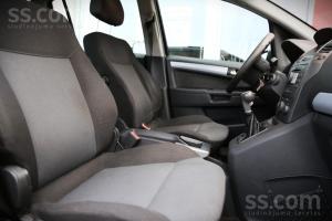 Black Opel Zafira 2005 in Riga, with an engine capacity of 1.90 L and mileage of 199 thousand km for 2495 €, photo 15 on AUTOMOTO.COM.LV