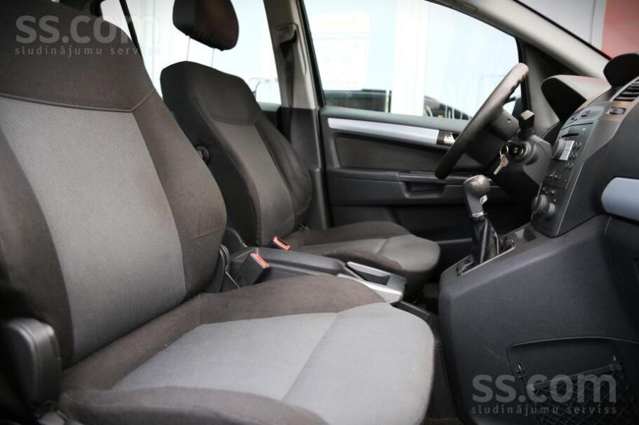 Black Opel Zafira 2005 in Riga, with an engine capacity of 1.90 L and mileage of 199 thousand km for 2495 €, photo 15 on AUTOMOTO.COM.LV