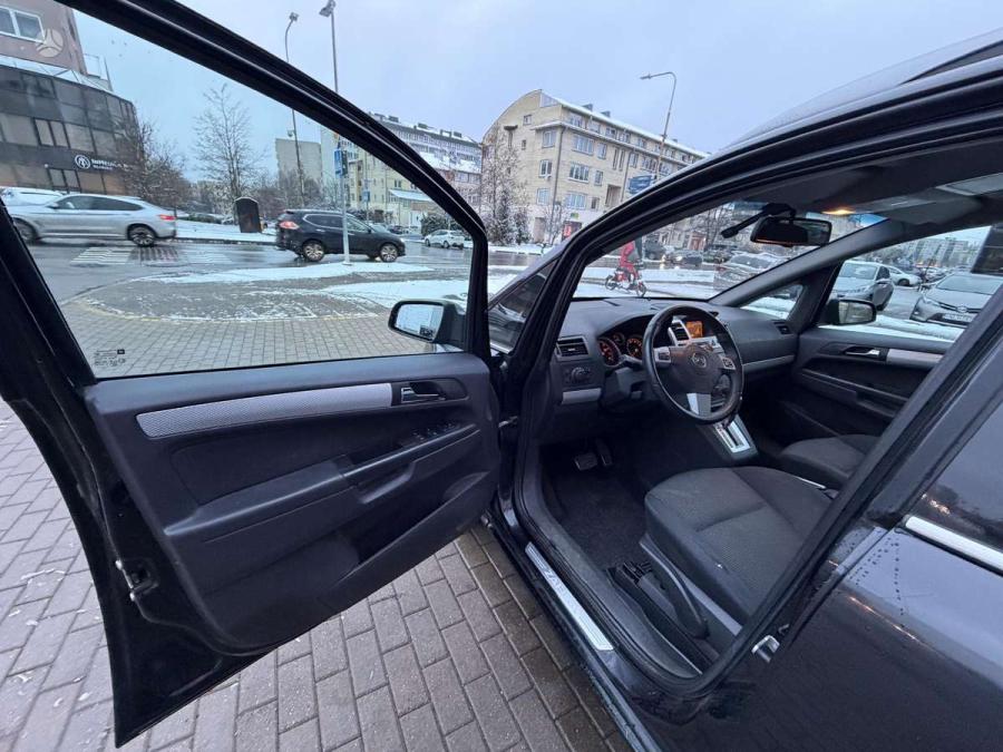 Black Opel Zafira 2006 in Vilnius, with an engine capacity of 2.20 L and mileage of 200 thousand km for 1450 €, photo 13 on AUTOMOTO.COM.LV