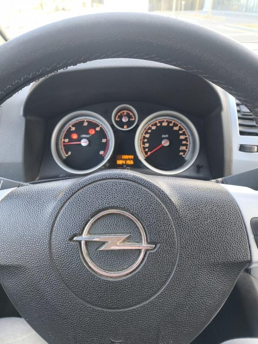 Melns Opel Zafira 2006 Utena, ar dzinēja tilpumu 1.90 L un nobraukumu 384 tūkst. km par 1499 €, foto 13 vietnē AUTOMOTO.COM.LV