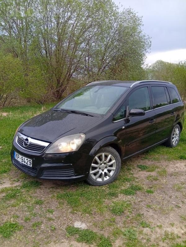 Black Opel Zafira 2006 in Ludza, with an engine capacity of 1.90 L and mileage of 366 thousand km for 1000 €, photo 1 on AUTOMOTO.COM.LV