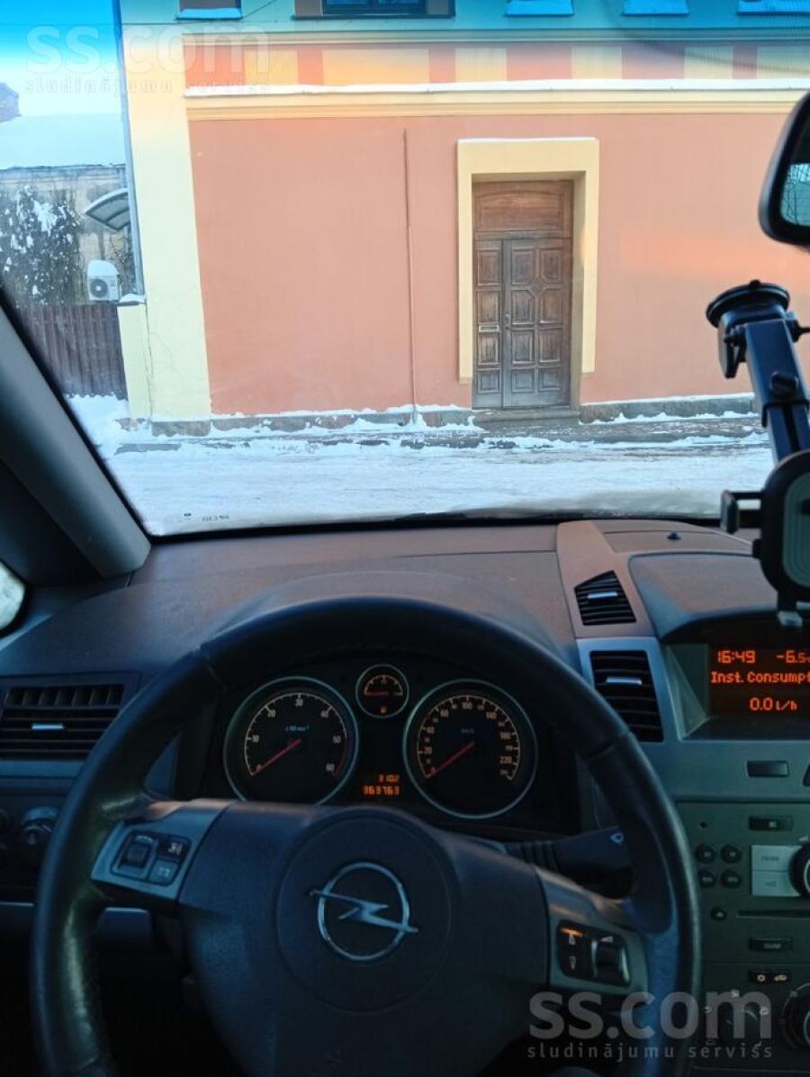 Black Opel Zafira 2006 in Jekabpils, with an engine capacity of 1.90 L and mileage of 363 thousand km for 1300 €, photo 8 on AUTOMOTO.COM.LV