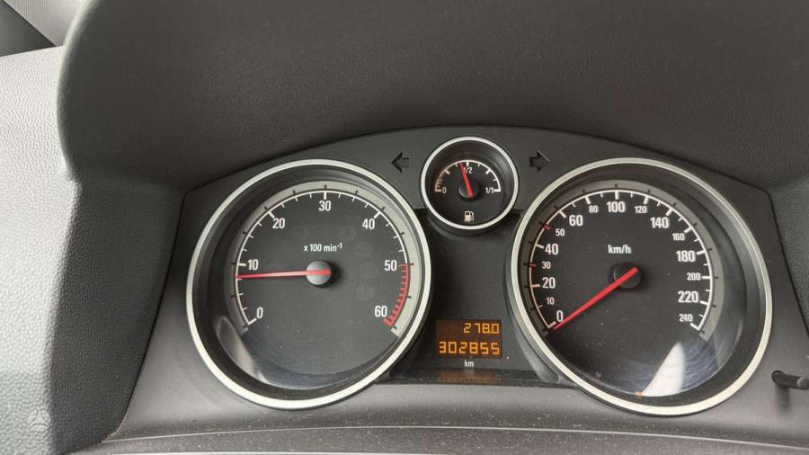 Melns Opel Zafira 2006 Kauņa, ar dzinēja tilpumu 1.91 L un nobraukumu 303 tūkst. km par 1750 €, foto 16 vietnē AUTOMOTO.COM.LV