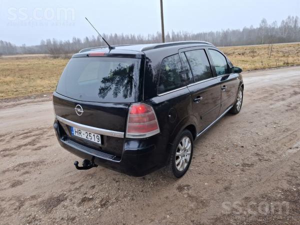 Black Opel Zafira 2007 in Rezekne, with an engine capacity of 1.90 L and mileage of 400 thousand km for 850 €, photo 4 on AUTOMOTO.COM.LV
