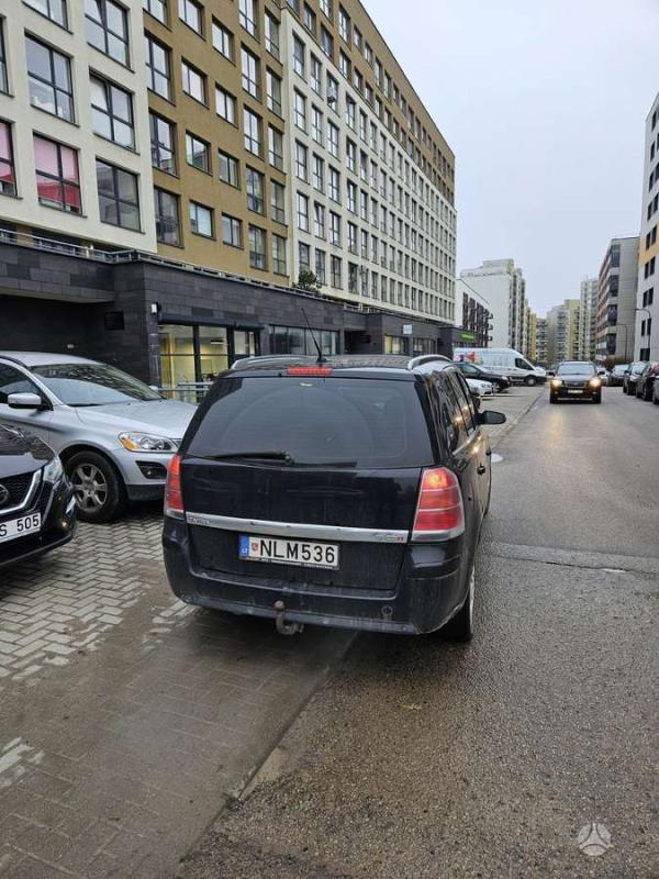 Black Opel Zafira 2007 in Vilnius, with an engine capacity of 1.91 L and mileage of 261 thousand km for 2200 €, photo 2 on AUTOMOTO.COM.LV