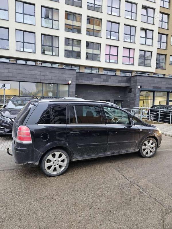 Black Opel Zafira 2007 in Vilnius, with an engine capacity of 1.91 L and mileage of 261 thousand km for 2200 €, photo 3 on AUTOMOTO.COM.LV