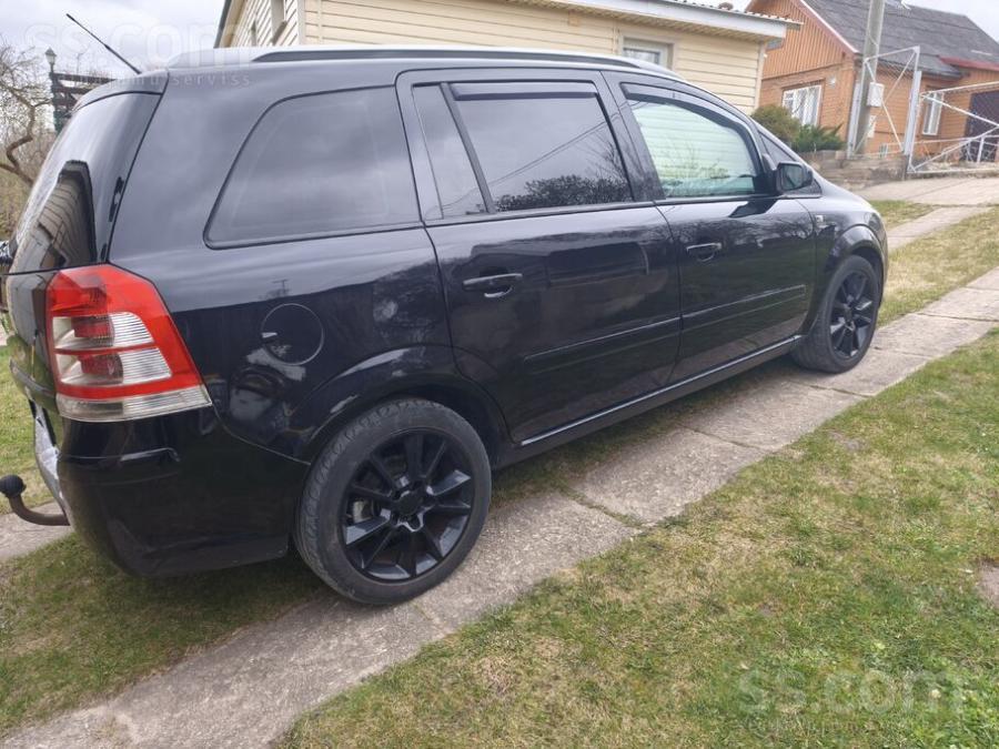 Black Opel Zafira 2007 in Rezekne, with an engine capacity of 1.90 L and mileage of 430 thousand km for 1850 €, photo 3 on AUTOMOTO.COM.LV