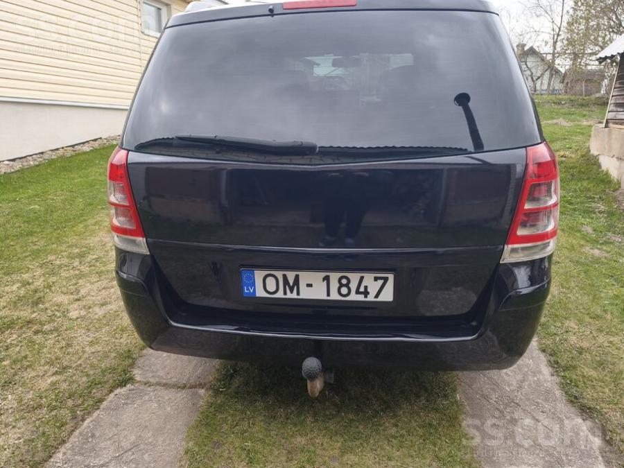 Black Opel Zafira 2007 in Rezekne, with an engine capacity of 1.90 L and mileage of 430 thousand km for 1850 €, photo 4 on AUTOMOTO.COM.LV