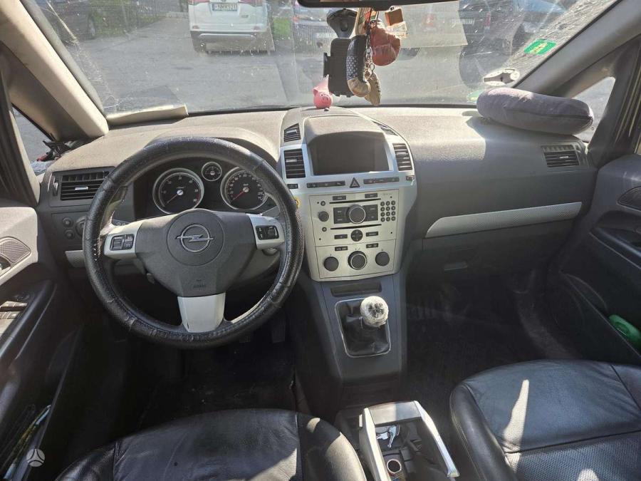 Black Opel Zafira 2007 in Prienai, with an engine capacity of 1.91 L and mileage of 475 thousand km for 1100 €, photo 5 on AUTOMOTO.COM.LV
