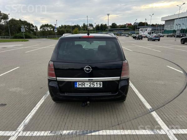 Black Opel Zafira 2007 in Rezekne, with an engine capacity of 1.90 L and mileage of 404 thousand km for 1345 €, photo 5 on AUTOMOTO.COM.LV