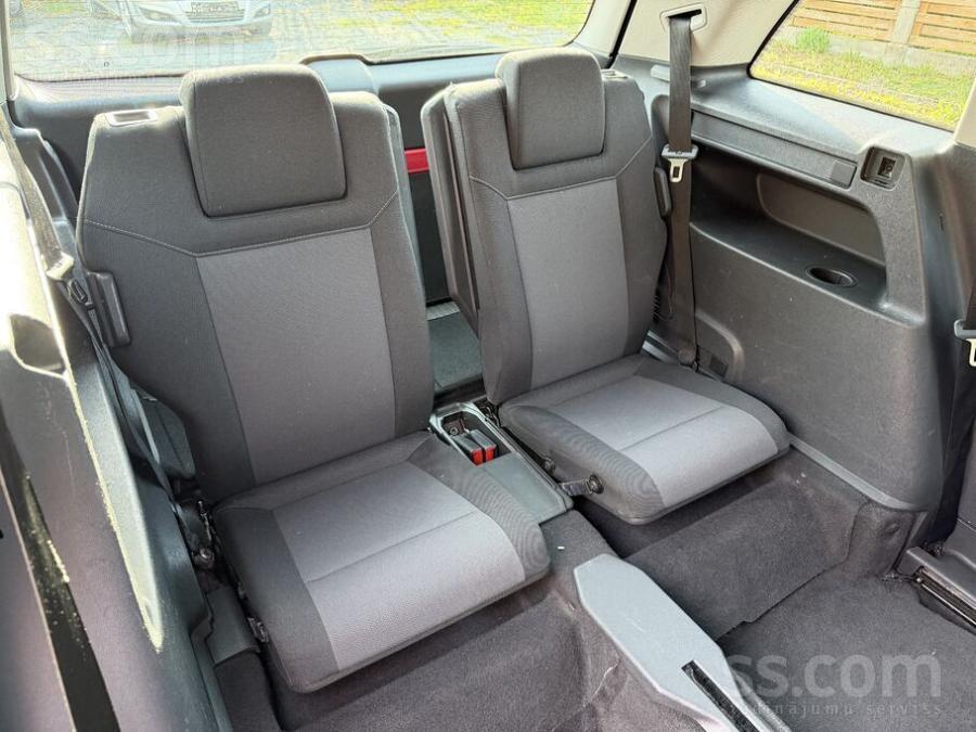 Black Opel Zafira 2008 in Saldus, with an engine capacity of 1.90 L and mileage of 368 thousand km for 1950 €, photo 13 on AUTOMOTO.COM.LV