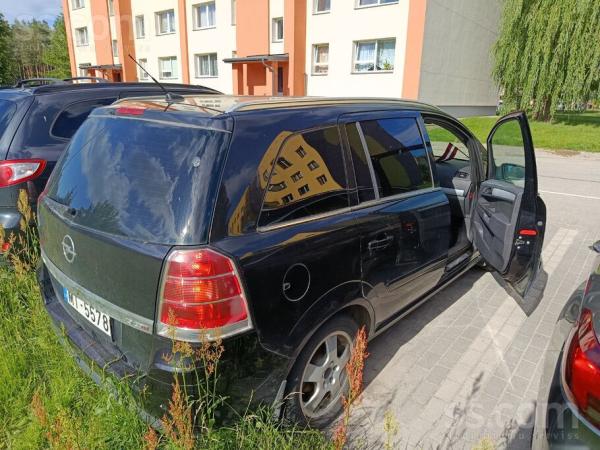 Black Opel Zafira 2008 in Jelgava, with an engine capacity of 1.90 L and mileage of 274 thousand km for 1550 €, photo 2 on AUTOMOTO.COM.LV