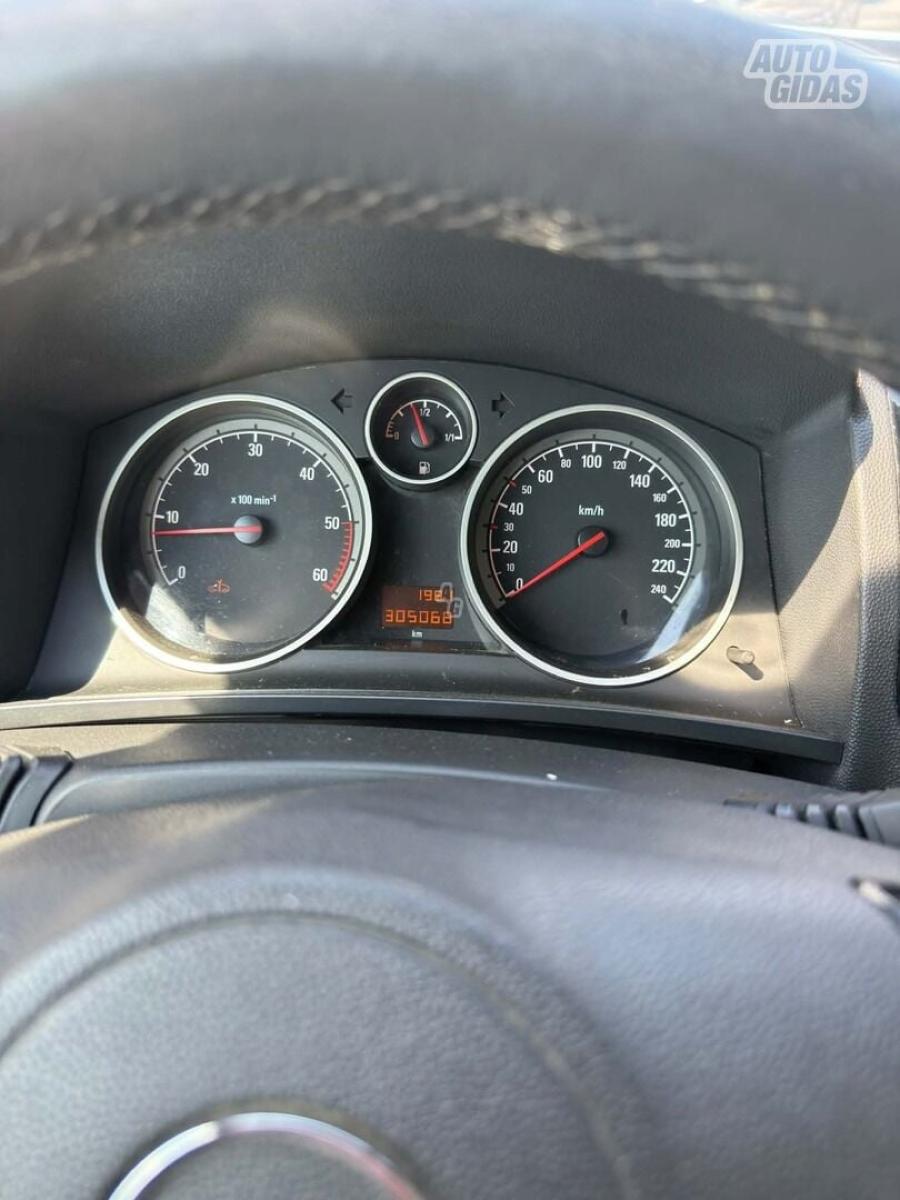 Melns Opel Zafira 2008 Viļņa, ar dzinēja tilpumu 1.90 L un nobraukumu 300 tūkst. km par 2600 €, foto 19 vietnē AUTOMOTO.COM.LV