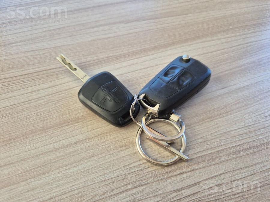 Black Opel Zafira 2008 in Riga, with an engine capacity of 1.90 L and mileage of 265 thousand km for 1850 €, photo 15 on AUTOMOTO.COM.LV