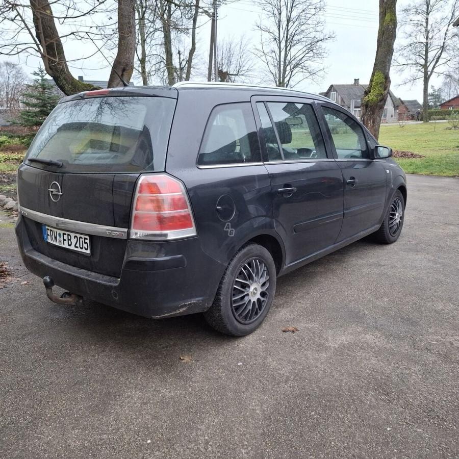 Black Opel Zafira 2009 in Varena, with an engine capacity of 1.70 L and mileage of 341 thousand km for 2350 €, photo 3 on AUTOMOTO.COM.LV