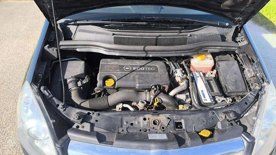 Black Opel Zafira 2009 in Pakruojis, with an engine capacity of 1.69 L and mileage of 272 thousand km for 2400 €, photo 14 on AUTOMOTO.COM.LV