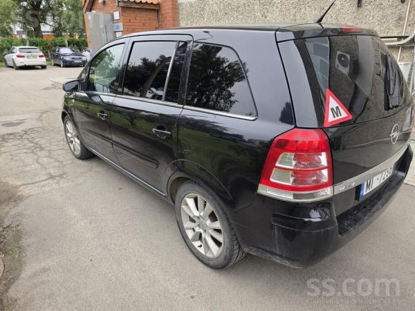 Black Opel Zafira 2009 in Bauska, with an engine capacity of 1.90 L and mileage of 321 thousand km for 2000 €, photo 3 on AUTOMOTO.COM.LV