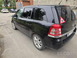Black Opel Zafira 2009 in Bauska, with an engine capacity of 1.90 L and mileage of 321 thousand km for 2000 €, photo 4 on AUTOMOTO.COM.LV