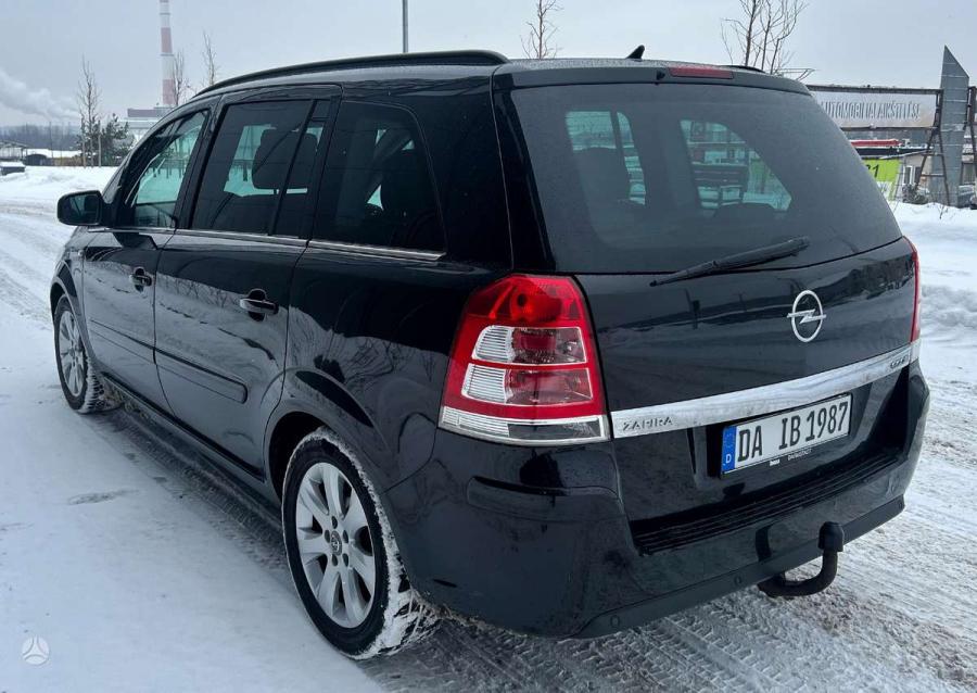 Black Opel Zafira 2010 in Vilnius, with an engine capacity of 1.70 L and mileage of 209 thousand km for 3400 €, photo 4 on AUTOMOTO.COM.LV