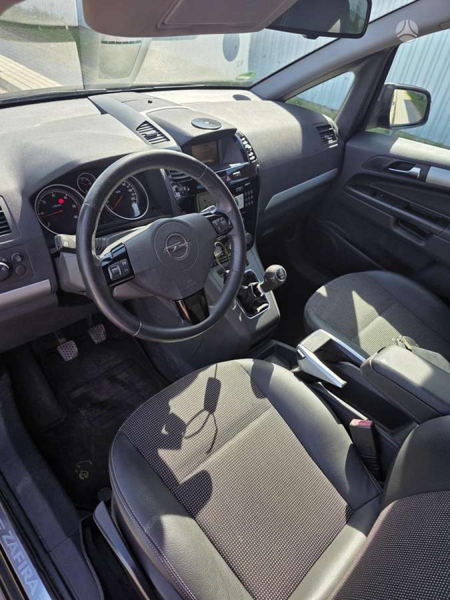 Melns Opel Zafira 2010 Vilkaviškis, ar dzinēja tilpumu 1.91 L un nobraukumu 215 tūkst. km par 3100 €, foto 10 vietnē AUTOMOTO.COM.LV