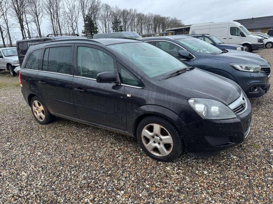 Black Opel Zafira 2011 in Ukmerge, with an engine capacity of 1.80 L and mileage of 330 thousand km for 1800 €, photo 3 on AUTOMOTO.COM.LV