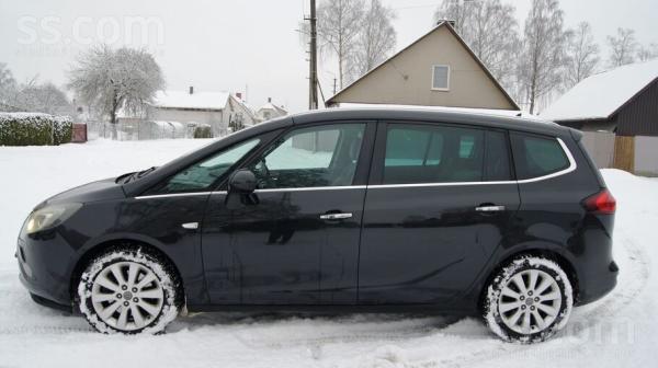 Black Opel Zafira 2012 in Jekabpils, with an engine capacity of 2.00 L and mileage of 329 thousand km for 5200 €, photo 4 on AUTOMOTO.COM.LV
