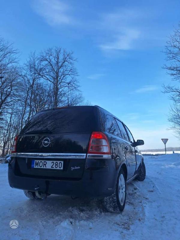 Black Opel Zafira 2012 in Sirvintos, with an engine capacity of 1.69 L and mileage of 237 thousand km for 3950 €, photo 4 on AUTOMOTO.COM.LV