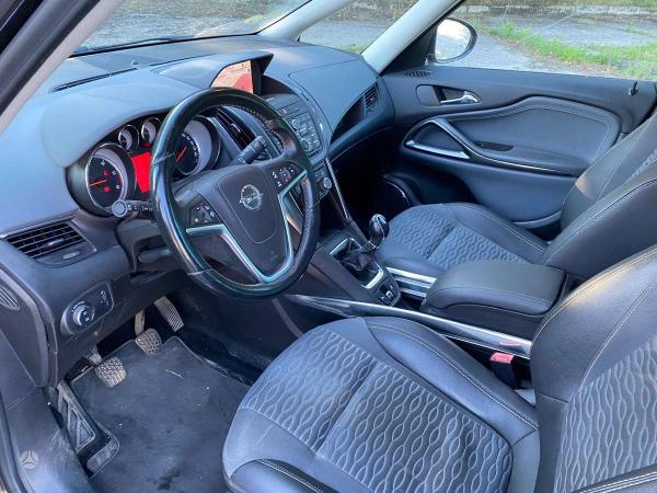 Black Opel Zafira 2012 in Raseiniai, with an engine capacity of 1.91 L and mileage of 300 thousand km for 4300 €, photo 10 on AUTOMOTO.COM.LV