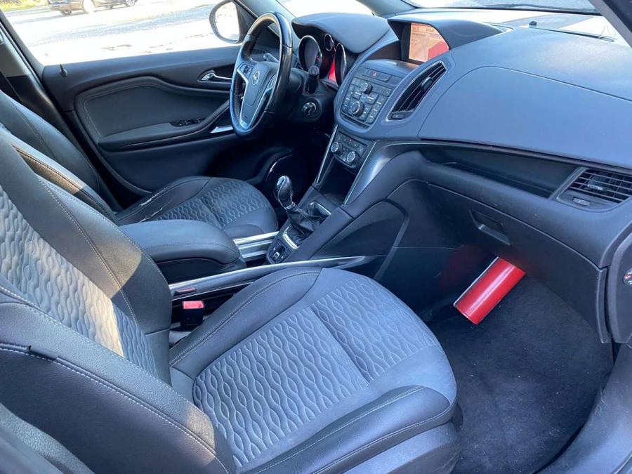 Black Opel Zafira 2012 in Raseiniai, with an engine capacity of 1.91 L and mileage of 300 thousand km for 4300 €, photo 16 on AUTOMOTO.COM.LV