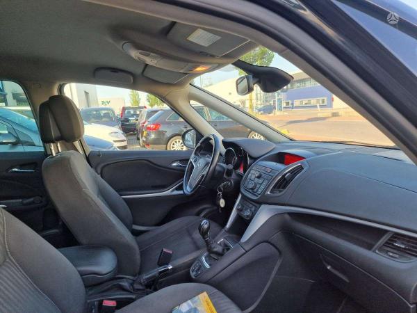 Black Opel Zafira 2012 in Raseiniai, with an engine capacity of 2.00 L and mileage of 314 thousand km for 3300 €, photo 9 on AUTOMOTO.COM.LV