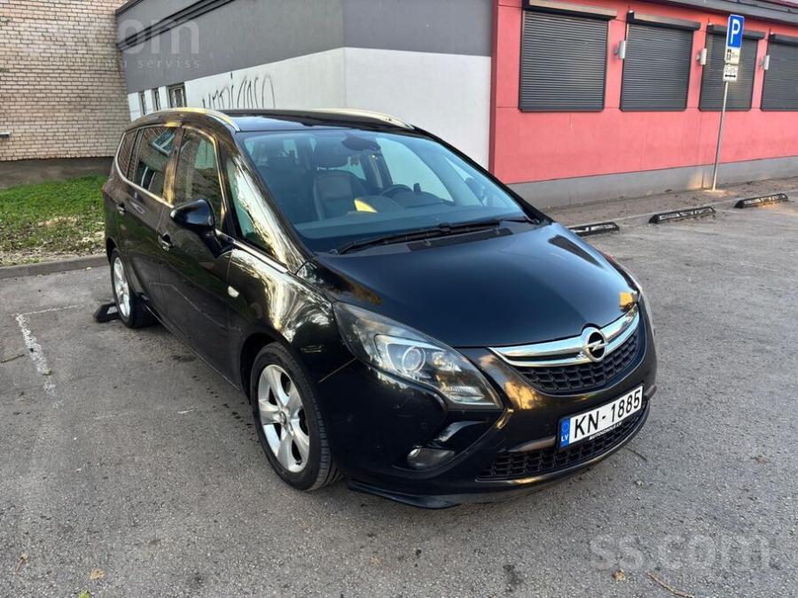 Black Opel Zafira 2012 in Daugavpils, with an engine capacity of 2.00 L and mileage of 211 thousand km for 5990 €, photo 1 on AUTOMOTO.COM.LV