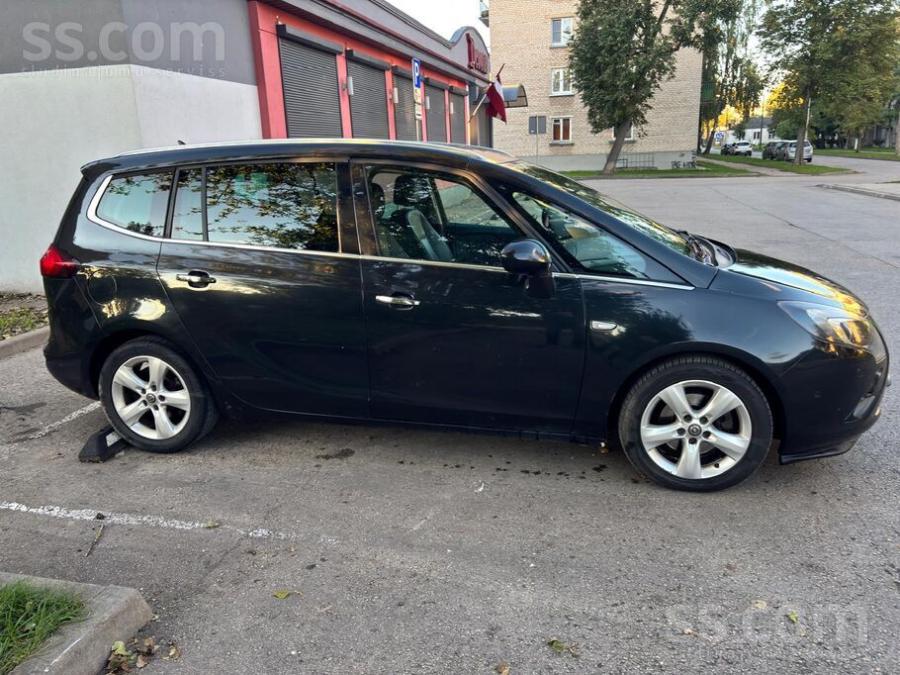Black Opel Zafira 2012 in Daugavpils, with an engine capacity of 2.00 L and mileage of 211 thousand km for 5990 €, photo 5 on AUTOMOTO.COM.LV