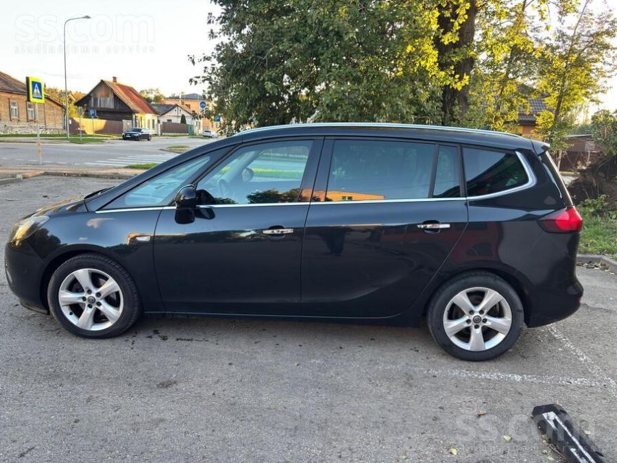 Black Opel Zafira 2012 in Daugavpils, with an engine capacity of 2.00 L and mileage of 211 thousand km for 5990 €, photo 6 on AUTOMOTO.COM.LV