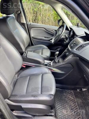 Black Opel Zafira 2012 in Daugavpils, with an engine capacity of 2.00 L and mileage of 211 thousand km for 5990 €, photo 15 on AUTOMOTO.COM.LV