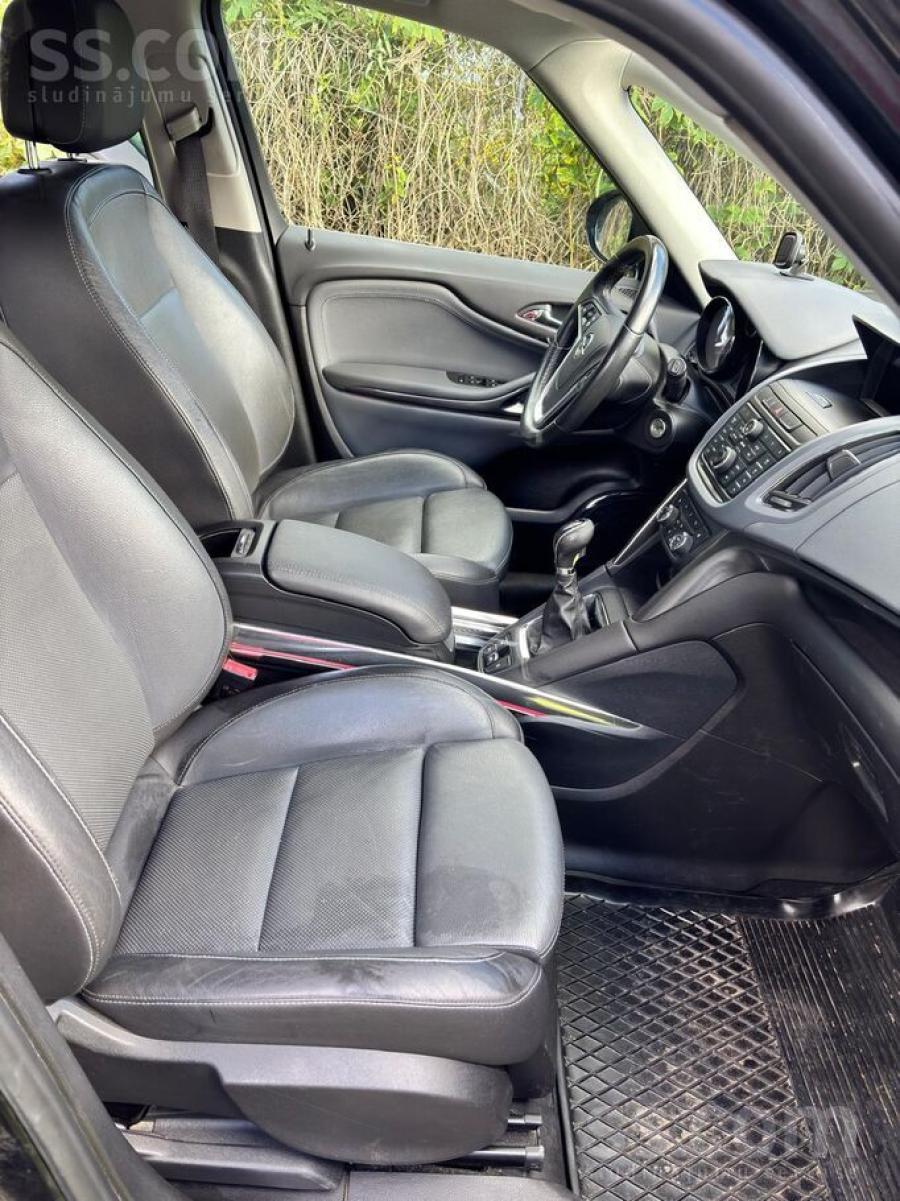 Black Opel Zafira 2012 in Daugavpils, with an engine capacity of 2.00 L and mileage of 211 thousand km for 5990 €, photo 15 on AUTOMOTO.COM.LV