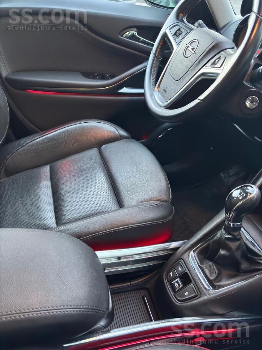 Black Opel Zafira 2012 in Daugavpils, with an engine capacity of 2.00 L and mileage of 211 thousand km for 5990 €, photo 17 on AUTOMOTO.COM.LV