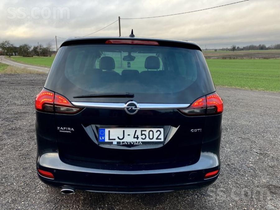 Black Opel Zafira 2013 in Talsi, with an engine capacity of 2.00 L and mileage of 356 thousand km for 5700 €, photo 4 on AUTOMOTO.COM.LV