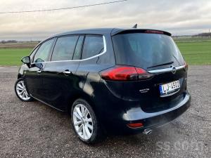 Black Opel Zafira 2013 in Talsi, with an engine capacity of 2.00 L and mileage of 356 thousand km for 5700 €, photo 5 on AUTOMOTO.COM.LV