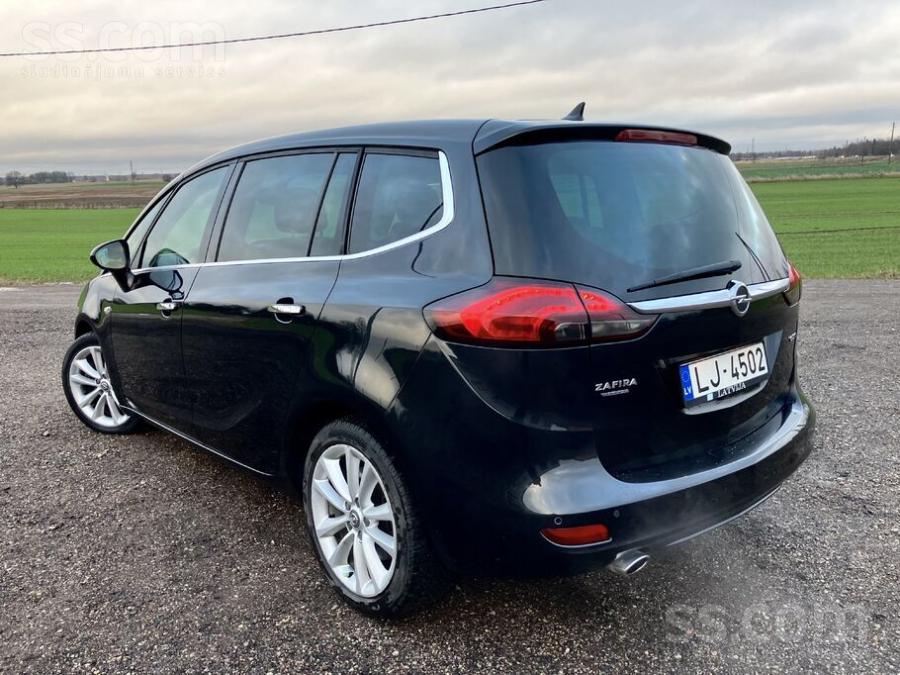 Black Opel Zafira 2013 in Talsi, with an engine capacity of 2.00 L and mileage of 356 thousand km for 5700 €, photo 5 on AUTOMOTO.COM.LV
