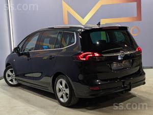 Black Opel Zafira 2013 in Jurmala, with an engine capacity of 1.60 L and mileage of 232 thousand km for 6950 €, photo 3 on AUTOMOTO.COM.LV