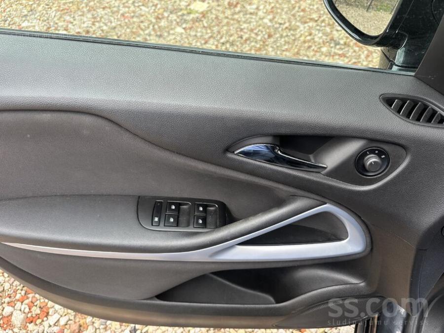 Black Opel Zafira 2013 in Cesis, with an engine capacity of 1.40 L and mileage of 0 thousand km for 7400 €, photo 13 on AUTOMOTO.COM.LV